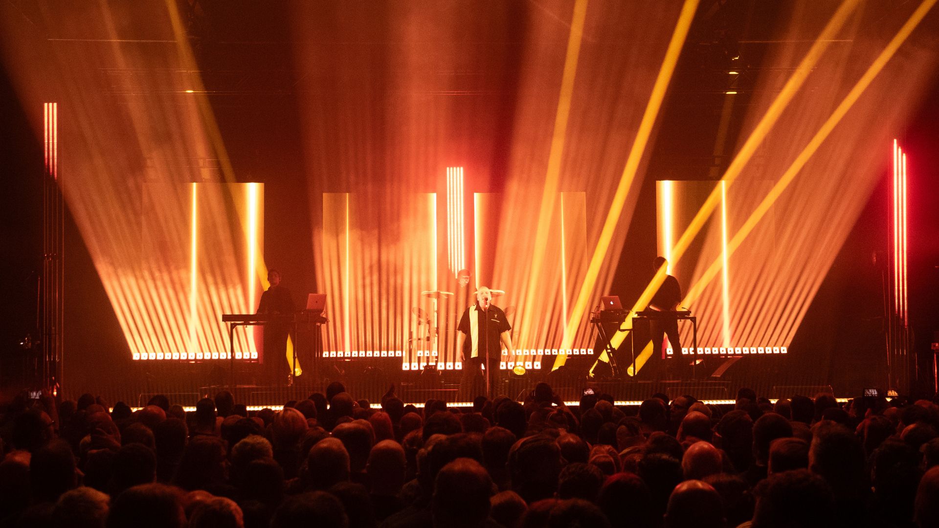 Martin Heining „malt“ Licht für VNV Nation mit Claypaky Volero Wave ...