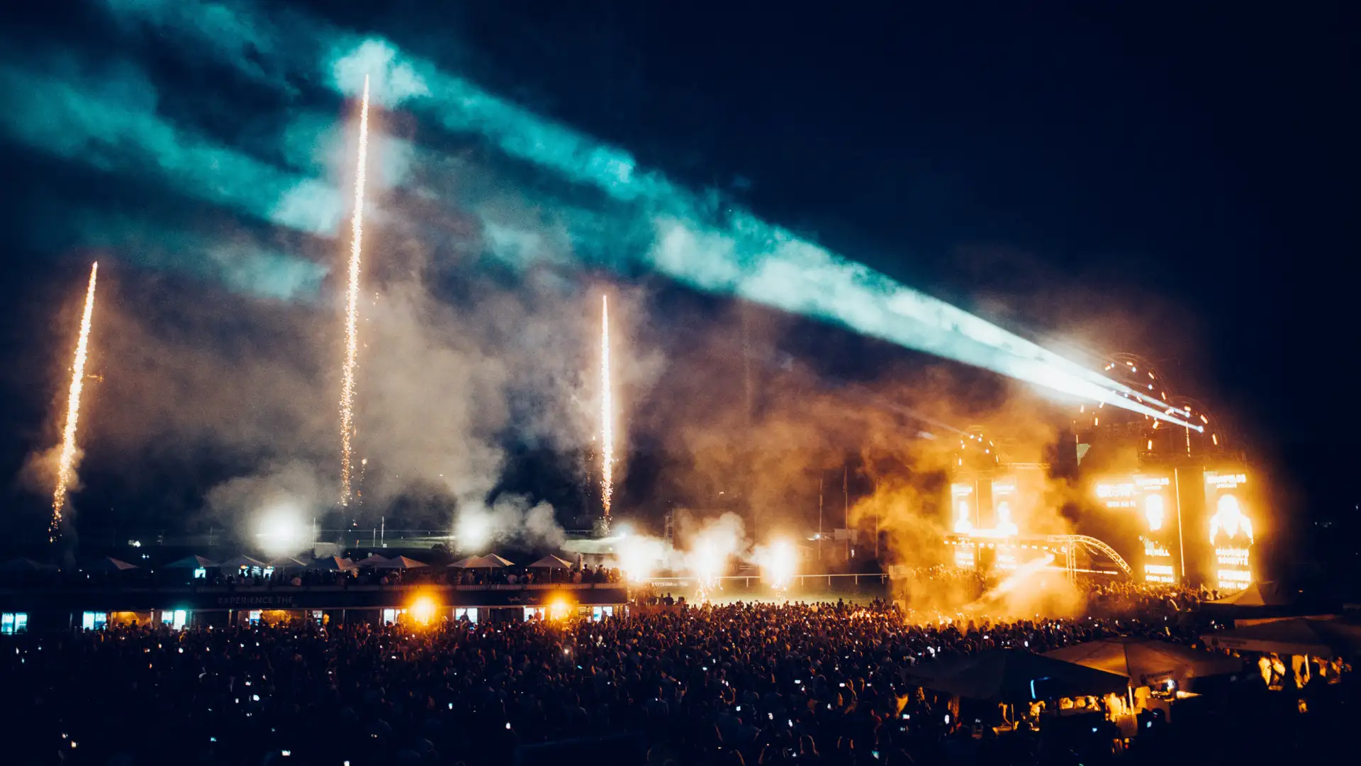 Beeindruckende Lichtshow beim Greenfields Open Air Festival mit Robe ...